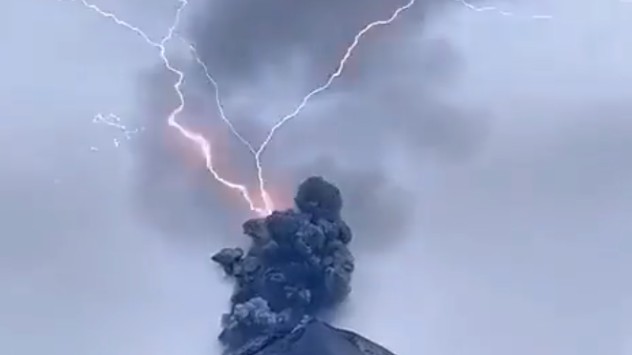 WATCH: Spectacular volcanic lightning – Weather News