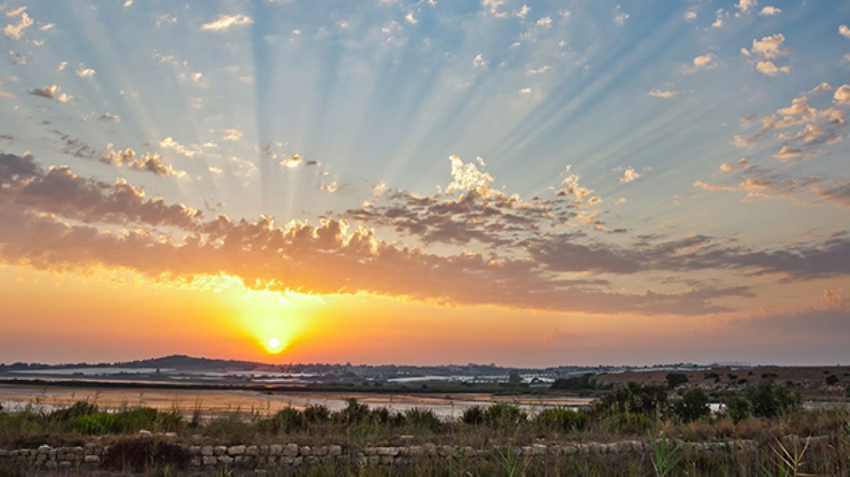 The sky comes alive: How to spot anti-crepuscular rays – Weather News