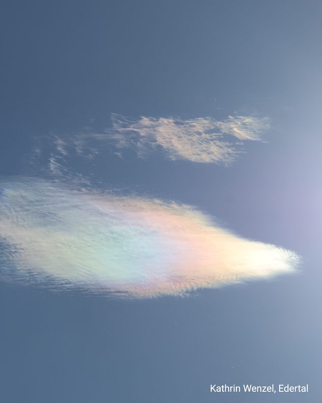 Irisierende Wolken am Himmel - Schillernde Regenbogenfarben wie auf ...
