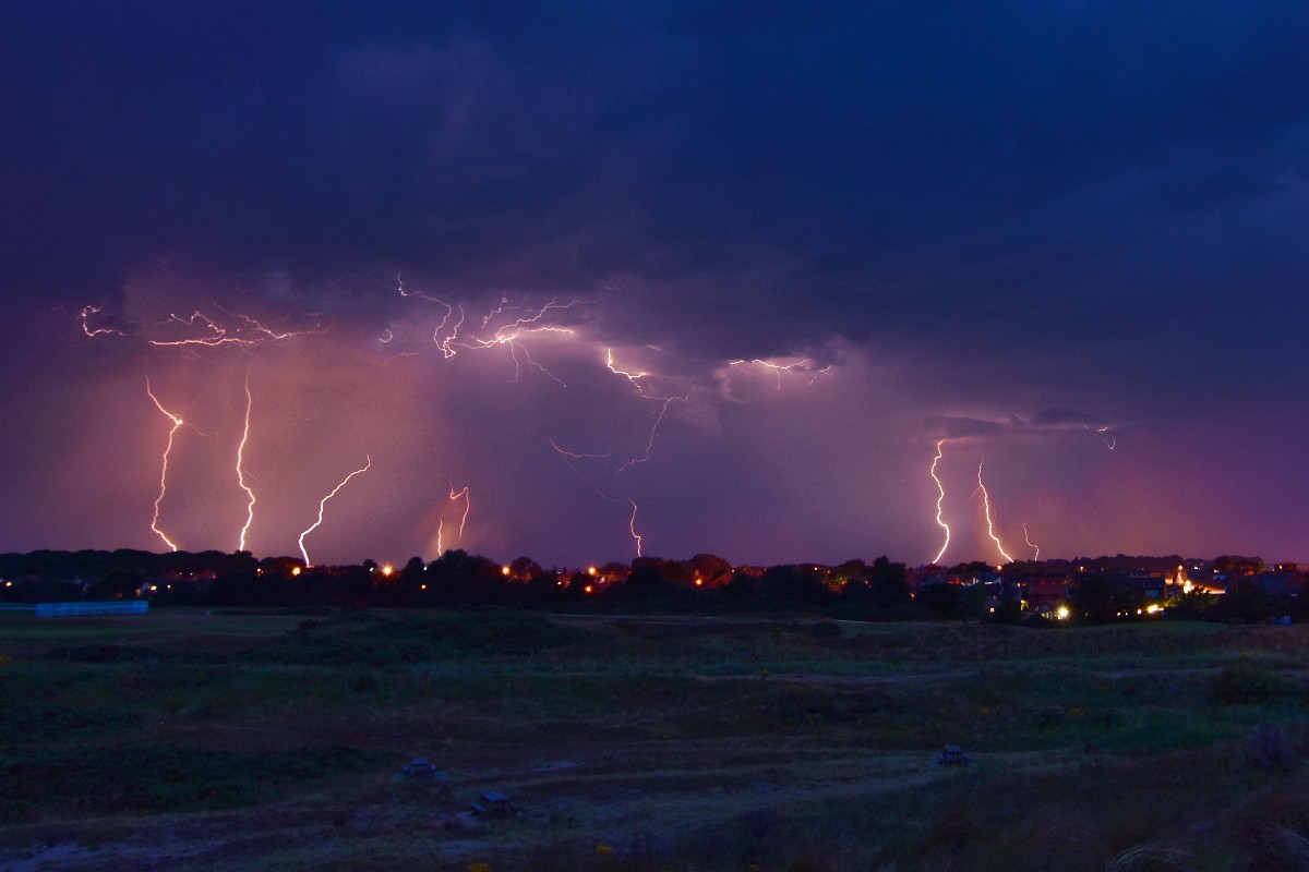 Wild weather: Why does summer bring thunderstorms? – Weather News